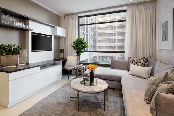 Apartamento de Luxo | Sala de estar | Smart TV de 42 polegadas com canais via satélite, televisor 