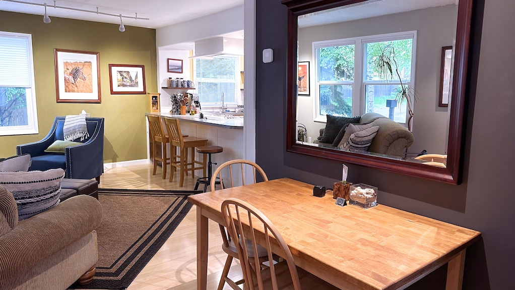 Cozy Boutique Home Near The Airport - Alaska