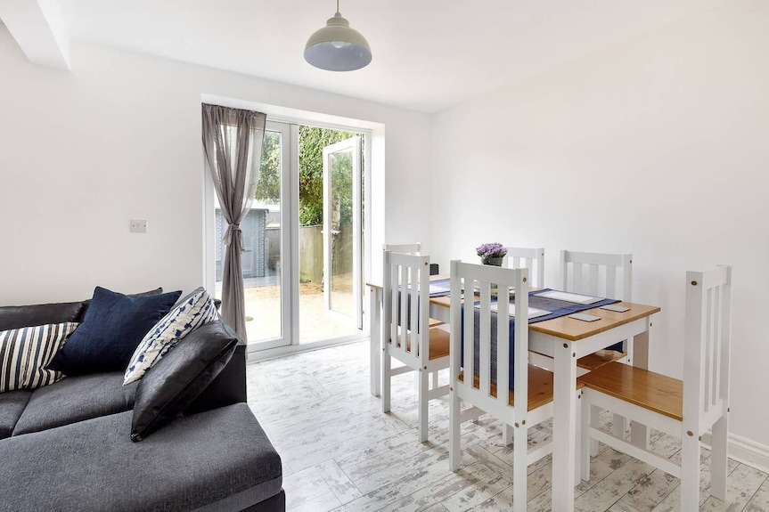 3 Bedroom 5 Bed House Nr London In Hemel Hempstead - Hertfordshire