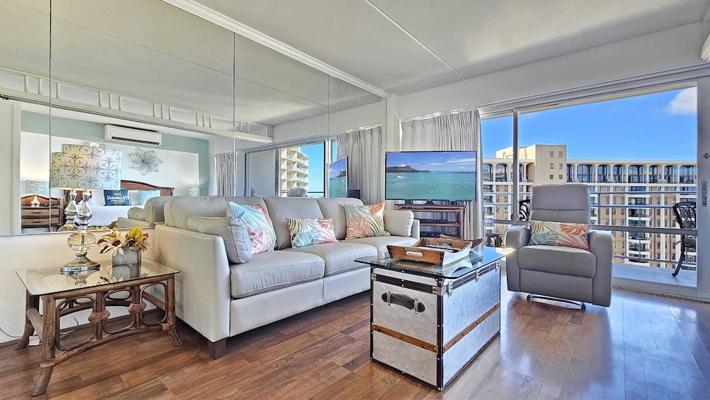 Ilikai 2122 Deluxe Ocean, Lagoon Views Kg Bed, Sofa Bed, Parking Included - Kailua, HI
