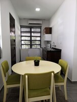 Apartamento, 2 quartos (4 Guests) | Refeições no quarto