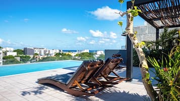 Piscina exterior, guarda-sóis, espreguiçadeiras