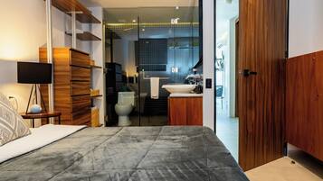 Apartamento Deluxe, 1 quarto | Casa de banho | Um polibã, artigos de higiene pessoal grátis, um secador de cabelo