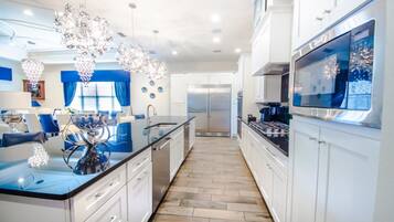 Villa (1 Bedroom) | Cozinha privada | Um frigorífico, um micro-ondas, um forno, uma placa de cozinha