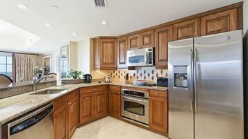Villa (1 Bedroom) | Cozinha privada | Um frigorífico, um forno, uma placa de cozinha