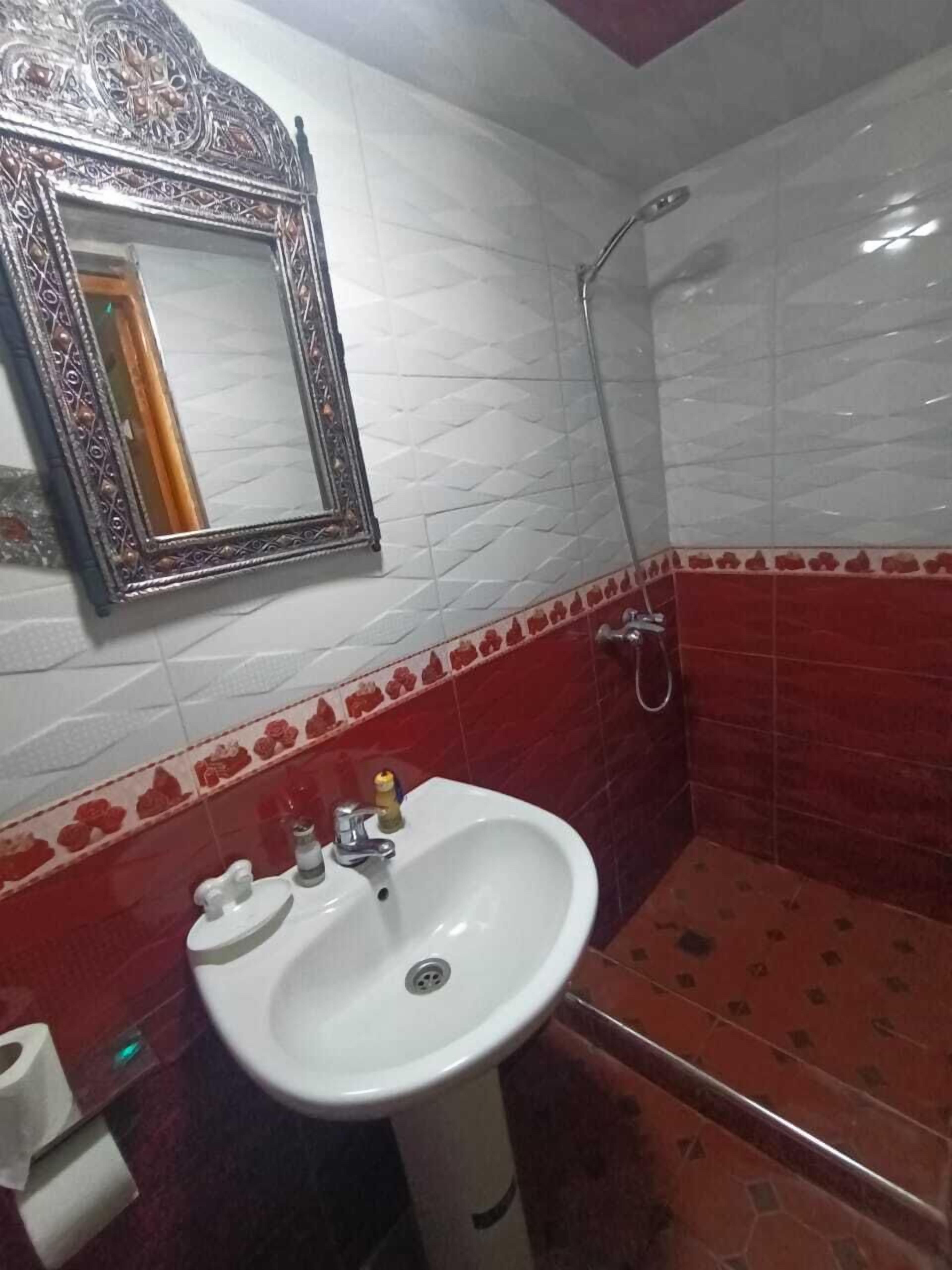 Quarto Júnior | Casa de banho | Um polibã, artigos de higiene pessoal grátis, toalhas fornecidas, sabão 