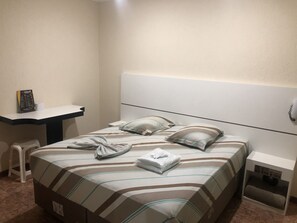 Quarto casal | Escrivaninha, ferros/tábuas de passar roupa, Wi-Fi de cortesia