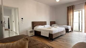 Quarto quádruplo superluxo | Roupas de cama premium, escrivaninha, cortinas blackout