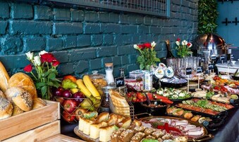 Pequeno-almoço continental nos dias úteis (60 PLN por pessoa) 