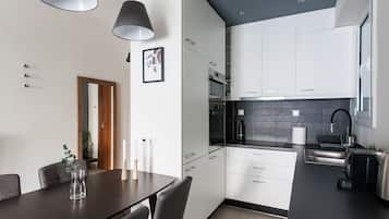 Apartamento | Cozinha privada | Geladeira grande, micro-ondas, fogão, cooktop