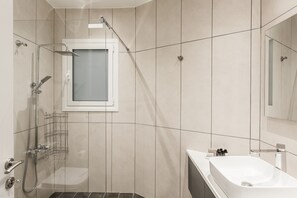 Apartamento | Banheiro | Chuveiro, produtos de toalete grátis, secador de cabelo 