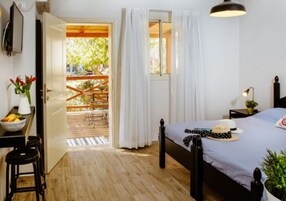 Studio 2nd Floor | Cofre no quarto, com decoração personalizada 