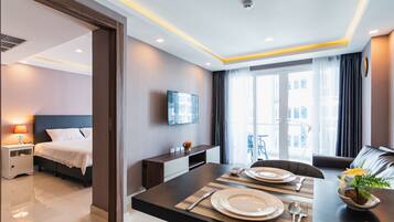 Deluxe One-Bedroom Pool View | Área de estar | TV de tela plana 43 polegadas com canais a cabo, TV LED