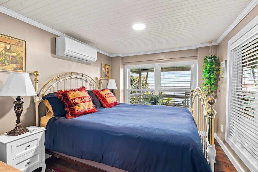 Private Romantic Lodgings Located In Wine Cellar Overlooking Canyon Lake - Canyon Lake, TX