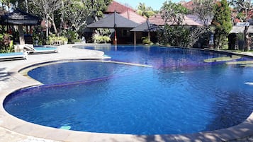Piscina externa, funciona das 8h às 20h, espreguiçadeiras