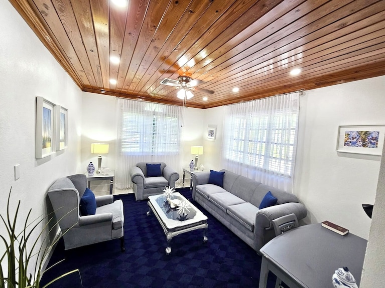 5-minute Walk To Saunders Beach, Restaurants, Attractions And Public Transport - Nassau