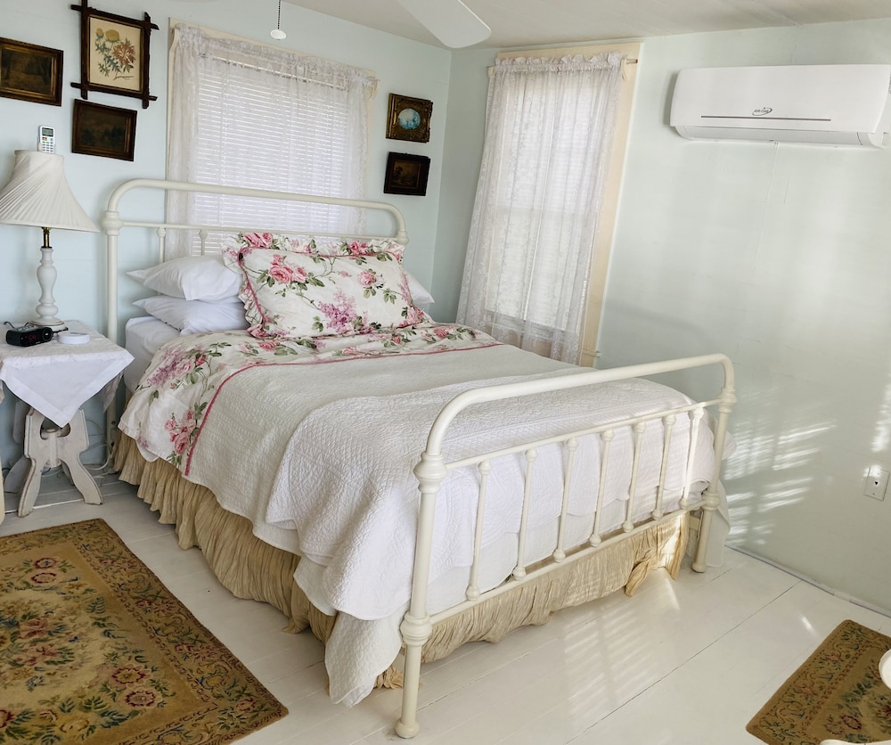 Pamlico Cottage - Waterfront Near Bath & Belhaven - Pet Friendly - 3 Bds 2 Baths - North Carolina