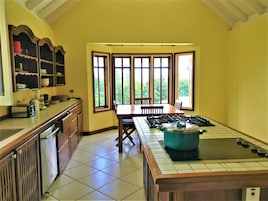 Vila standard, 5 quartos | Cozinha privada | Cafeteira/chaleira, geladeira, micro-ondas, cooktop