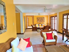 Villa Standard, 5 quartos | Sala de estar | Televisor 