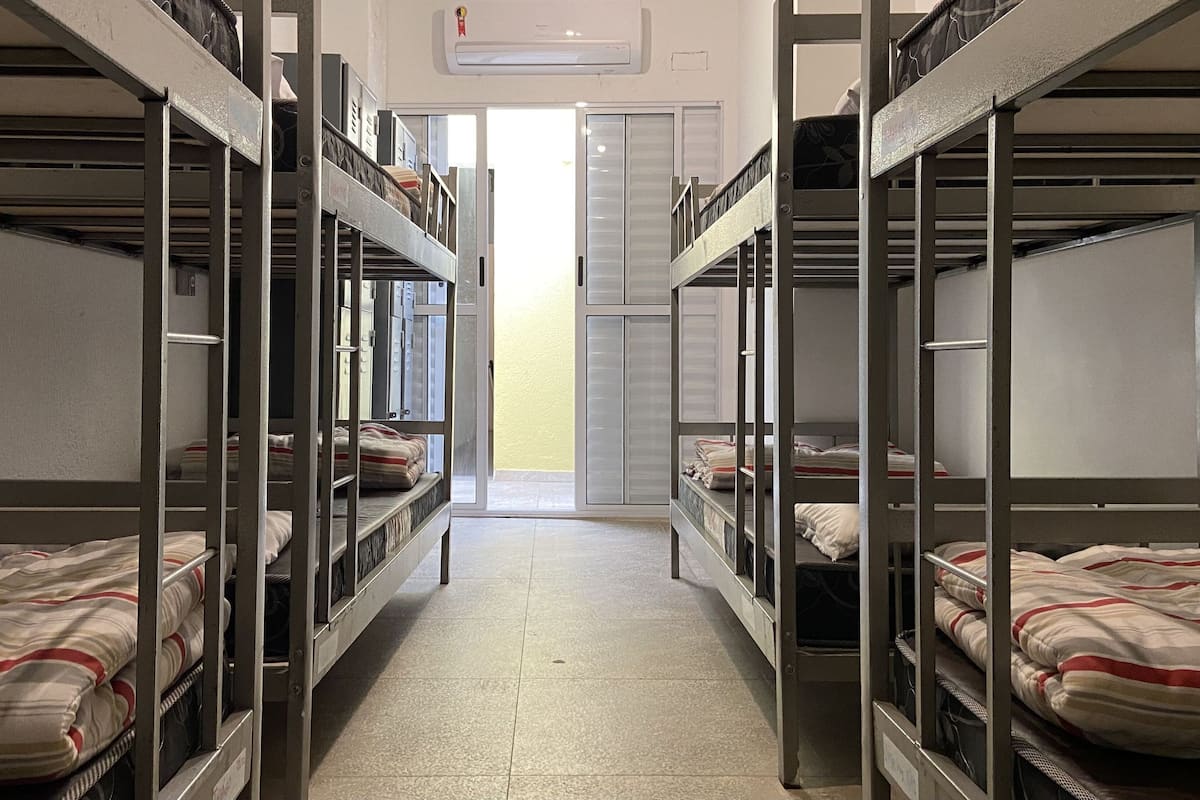 Dormitório compartilhado urbano, somente para homens, para não fumantes, banheiro compartilhado | Roupas de cama antialérgicas, cortinas blackout, Wi-Fi de cortesia