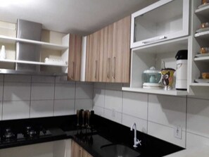 Apartamento Premier | Cozinha privada | Um frigorífico, um forno, utensílios de cozinha 
