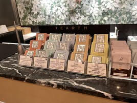 Exposição de produtos de chá com etiquetas numa loja.