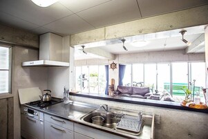 Casa, vista para o oceano (Private Vacation) | Kitchenette privada | Um frigorífico, um micro-ondas, uma placa de cozinha 