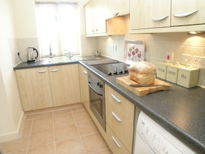 Casa, 2 quartos | Cozinha privada | Um frigorífico/congelador grande, um micro-ondas, um forno