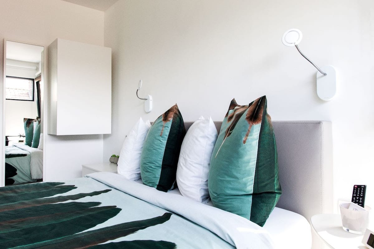 Quarto casal conforto | Quartos à prova de som, ferros/tábuas de passar roupa, Wi-Fi de cortesia