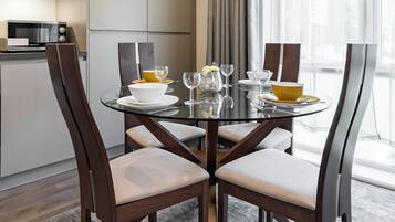 Apartamento | Cozinha privada | Geladeira grande, micro-ondas, fogão, cooktop