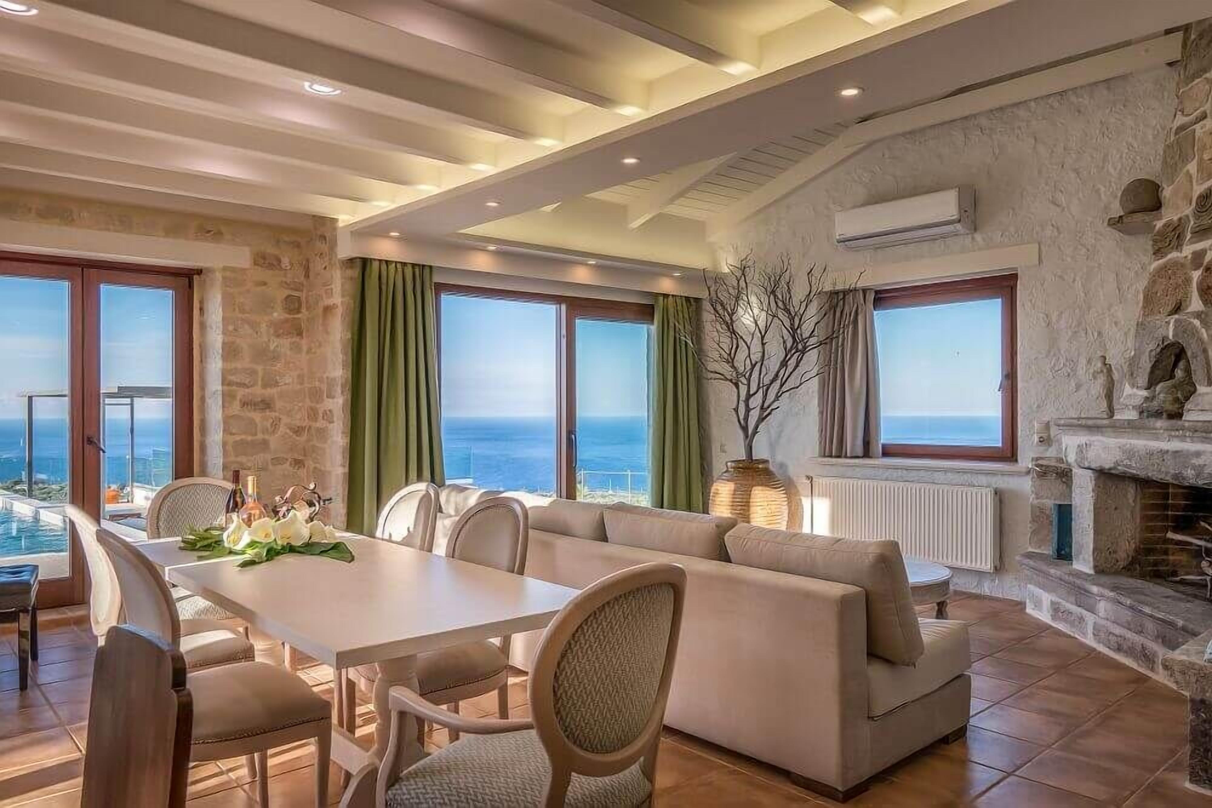 Uma sala de jantar espaçosa com uma mesa grande e assentos confortáveis, com vista panorâmica.