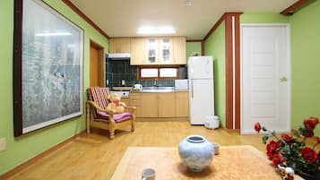 Quarto (Ondol, 15 PY, Somang) | Kitchenette privada | Um frigorífico, um micro-ondas, uma placa de cozinha