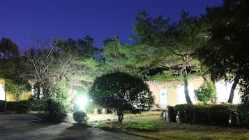 Fachada do alojamento (tarde/noite)