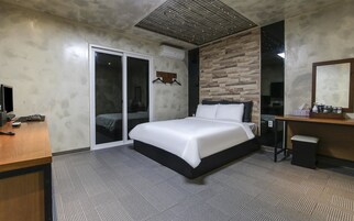 Premium Room, Terrace (B) (Disposable bed sheets, Bathtub) | Cortinas blackout, ferros/tábuas de passar roupa, Wi-Fi de cortesia