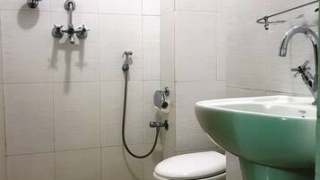 Quarto Duplo ou Twin Standard | Casa de banho | Um polibã, chinelos, toalhas fornecidas
