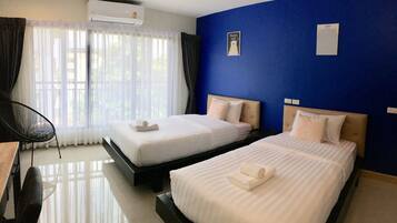 Quarto Twin Básico | Com decoração personalizada, secretária