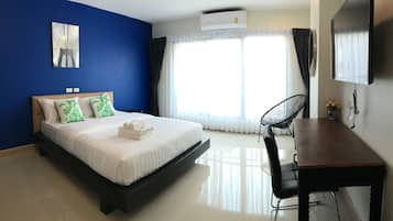 Quarto Duplo Básico | Com decoração personalizada, secretária