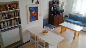 Apartamento, 2 quartos | Área de estar | TV