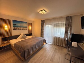 Quarto Duplo Comfort | Minibar, cofre no quarto, secretária