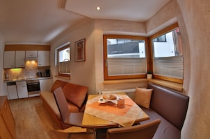 Apartamento, 1 quarto (3 adults) | Sala de estar | Televisor