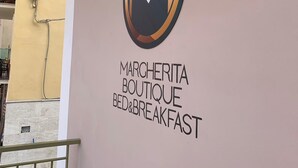 Uma parede com um logotipo e o nome "MARCHERITA BOUTIQUE BED&BREAKFAST".