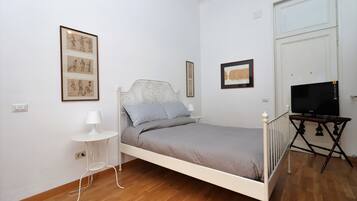 Quarto Triplo | Secretária, Wi-fi grátis, roupa de cama fornecida