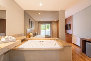 Quarto Exclusivo | Camas de colchão pillowtop, minibar, cortinas/cortinados opacos 