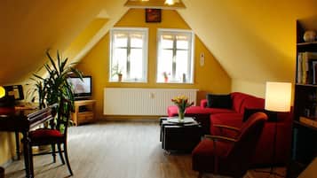 Apartamento, 1 quarto (Dachterrasse) | Sala de estar | Televisor de ecrã plano de 80 polegadas com canais via satélite