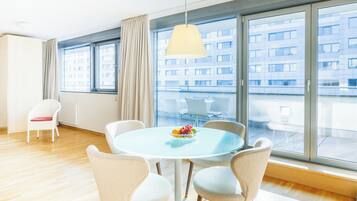 Apartamento superior, 1 quarto | Área de estar | TV de tela plana