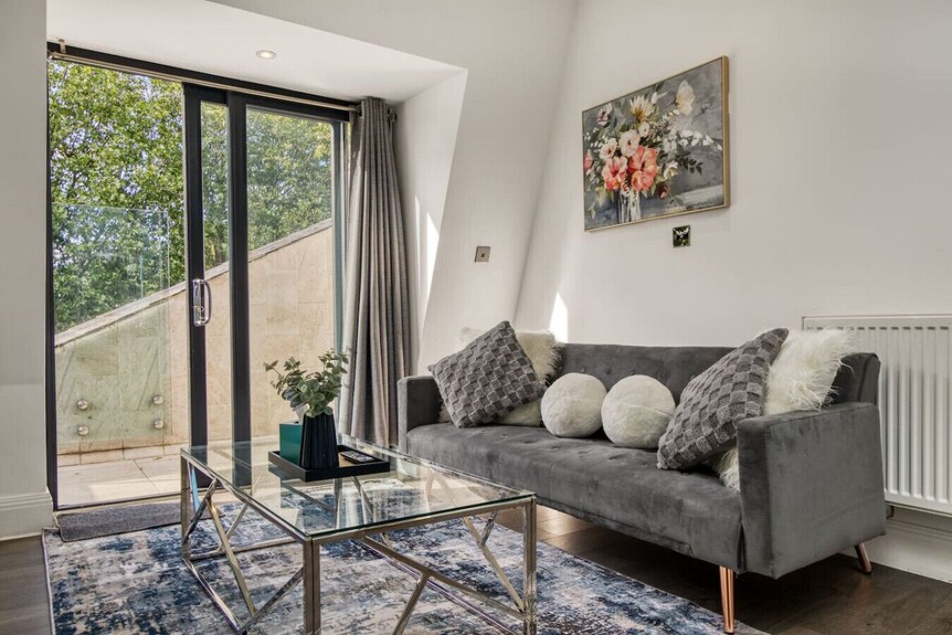 Spacious Beauty With Private Balcony Park View - Surbiton