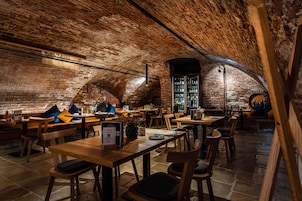 2 restaurantes: servem pequenos-almoços, almoços, jantares e brunches
