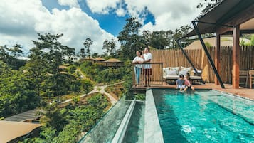 Piscina exterior, espreguiçadeiras