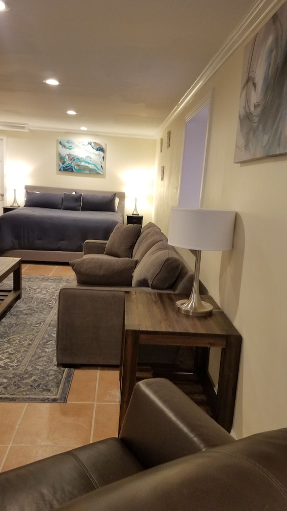 Quality Cribs 11-20 Spacious Basement Studio - État de New York