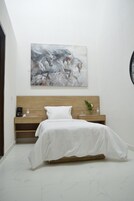 Quarto Individual | Com mobília individualizada, secretária 